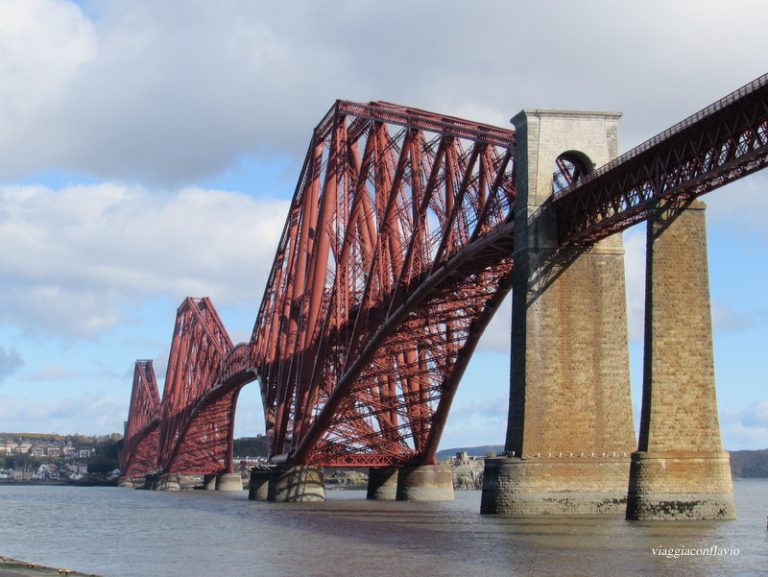 Forth Bridge, lo spettacolare ponte a South Queensferry vicino ...