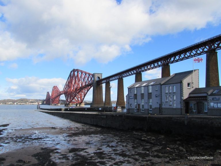 Forth Bridge, lo spettacolare ponte a South Queensferry vicino ...