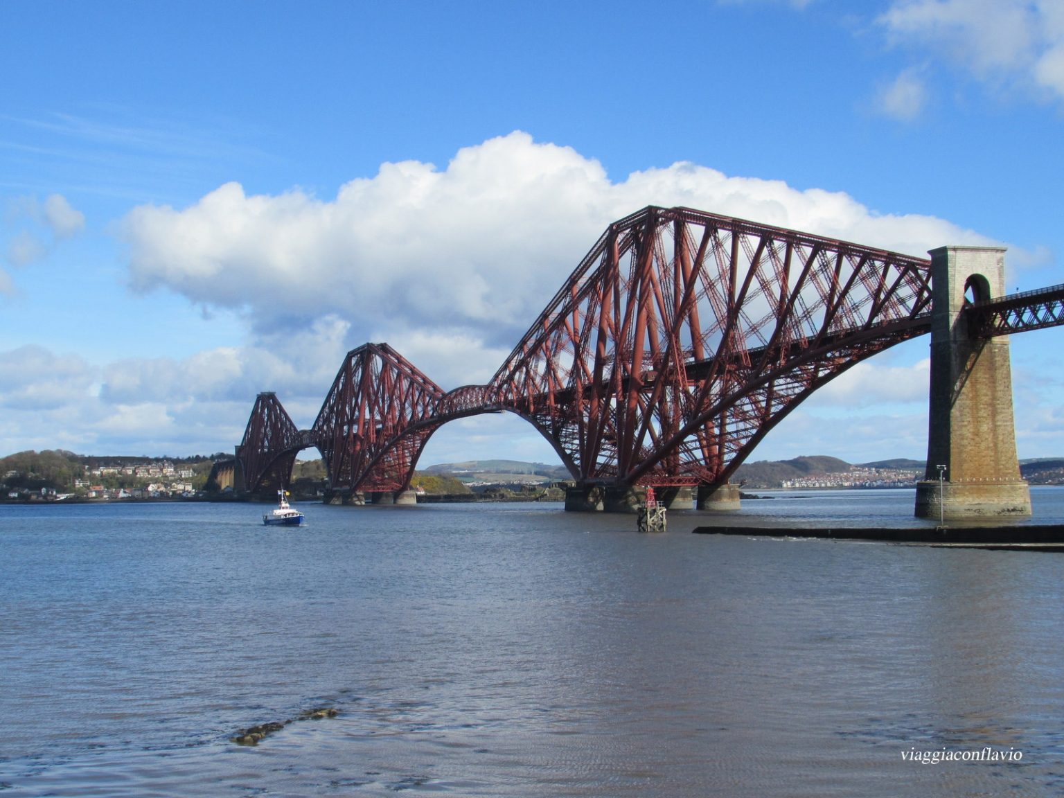 Forth Bridge, lo spettacolare ponte a South Queensferry vicino ...